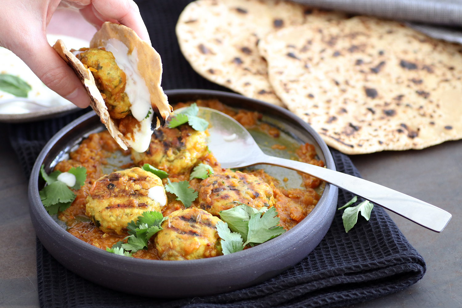 קבב דגים בקארי הודי של עגבניות וקרם קוקוס | עיניים גדולות
